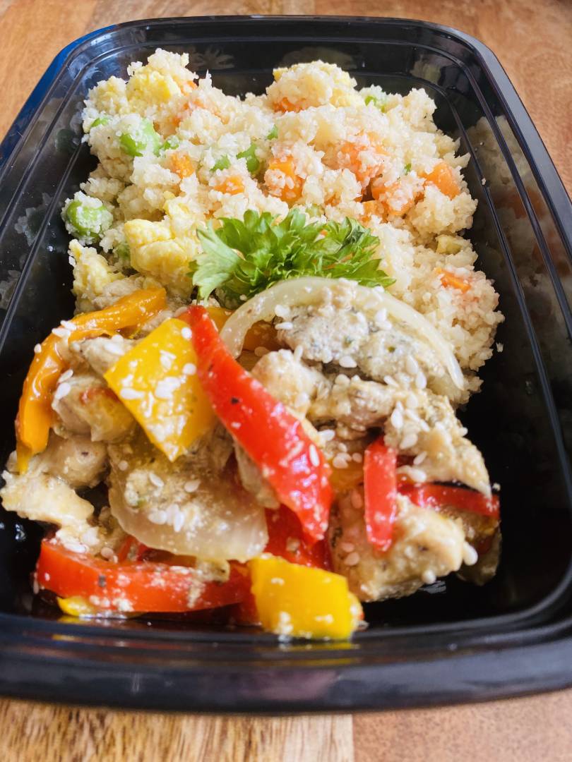 #8 Pepper chicken con coliarroz chino - Fit N' Fresh Ponce