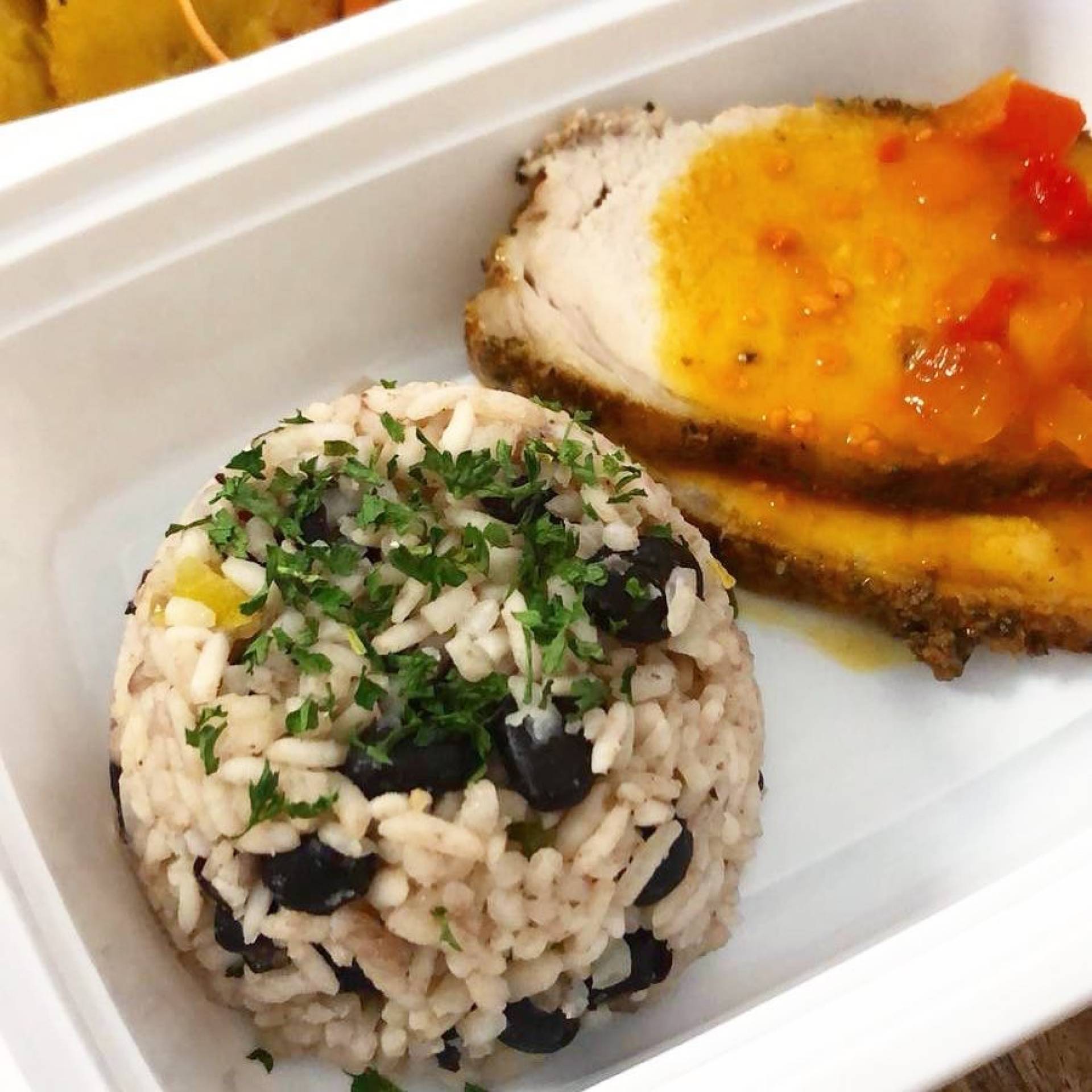 Arroz congri con lomo de cerdo en salsa criolla - Fit N' Fresh Ponce