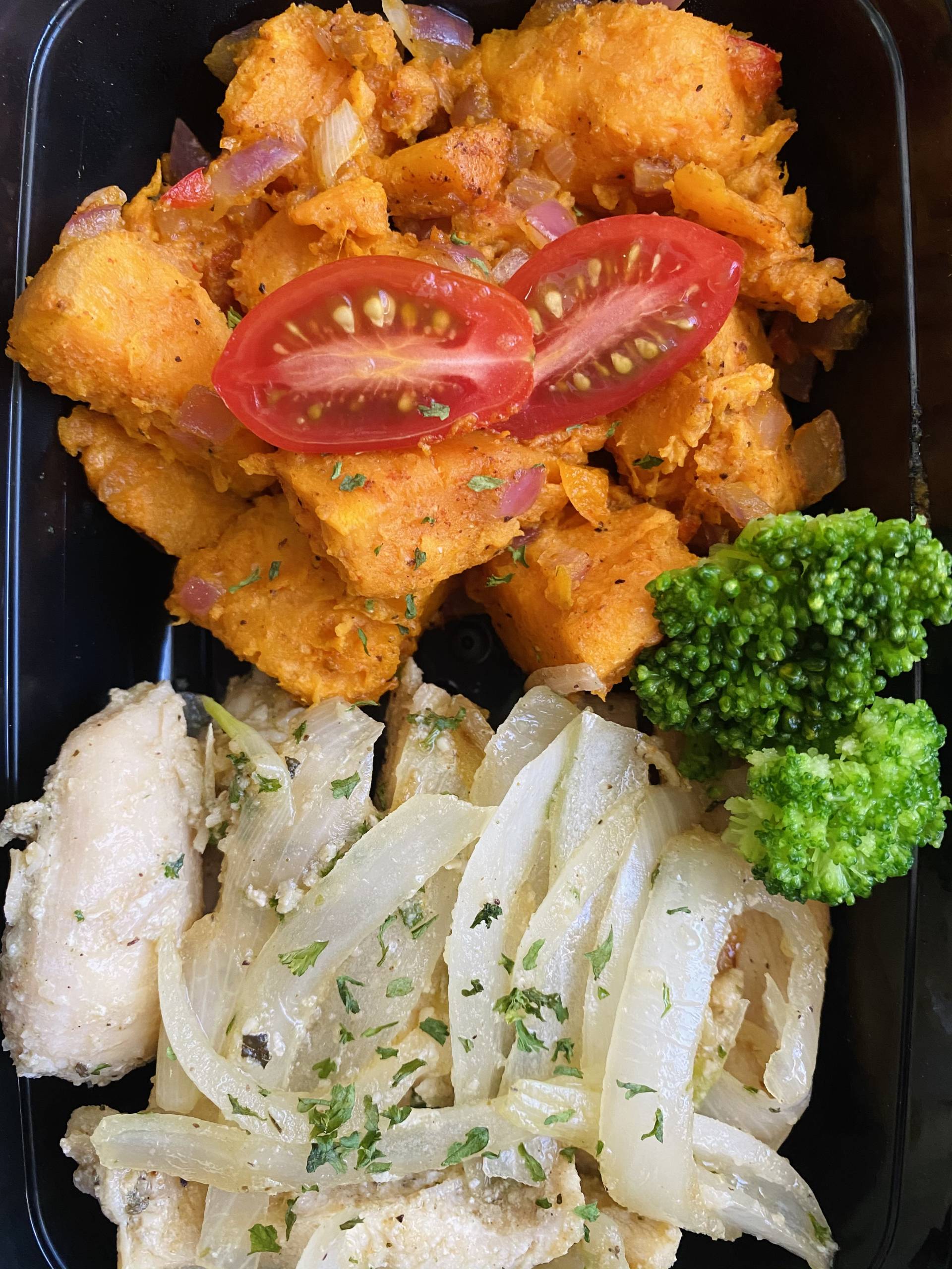 Pechuga al grill con batatitas salteadas. - Fit N' Fresh Ponce