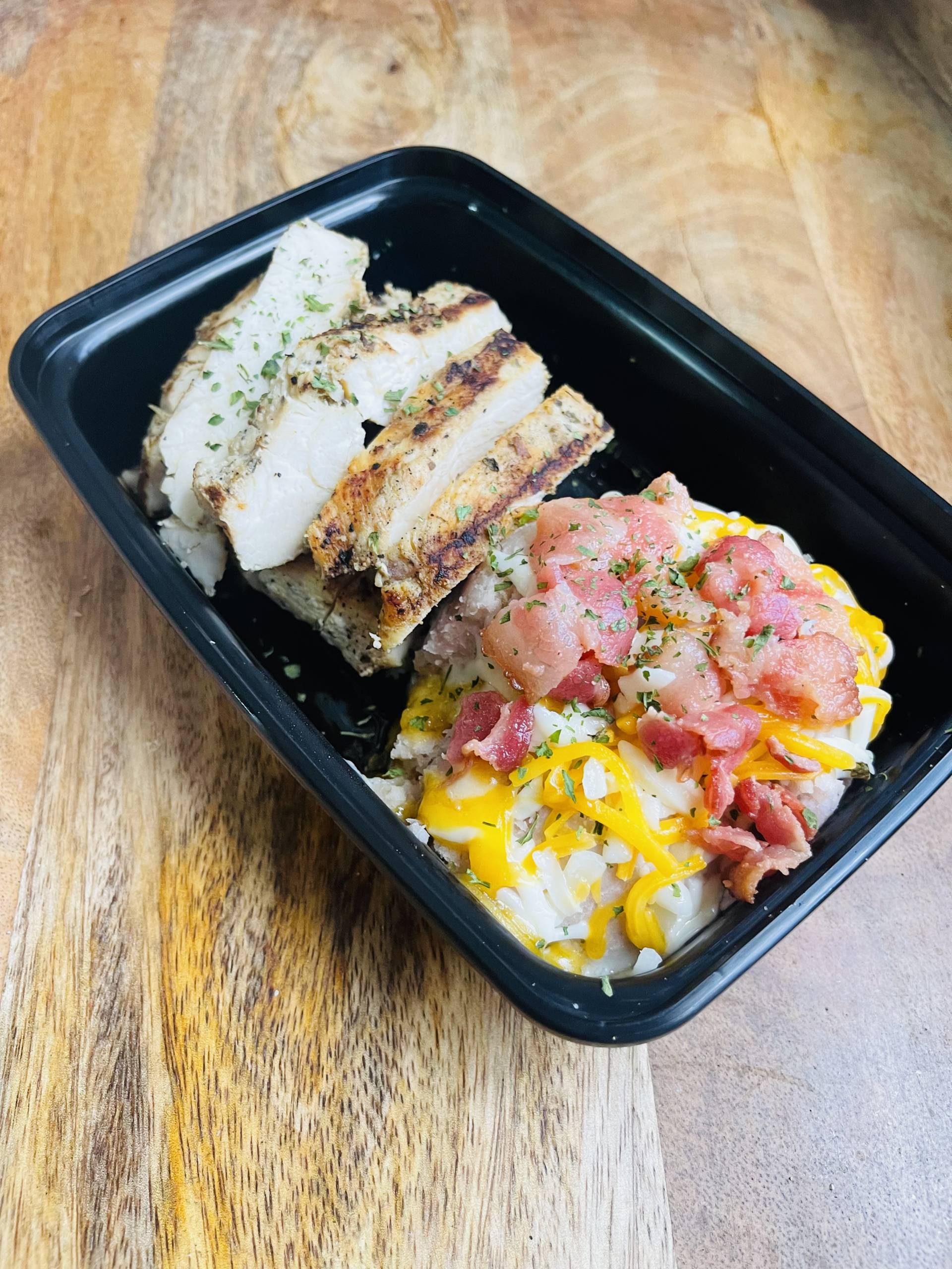 Pollo al grill con papa majada, queso y bacon - Fit N' Fresh Ponce