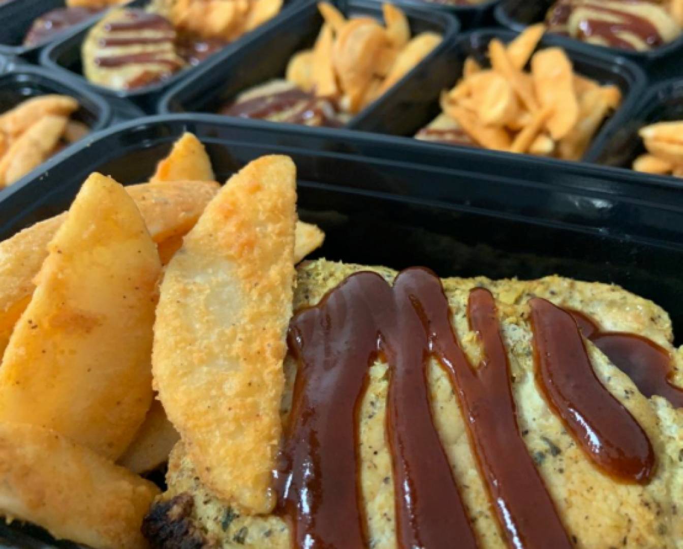 Chuletas de cerdo con papas wedge. - Fit N' Fresh Ponce